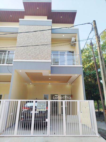 Rumah Kuning Harga Miring Kondisi Glowing - Rumaindo